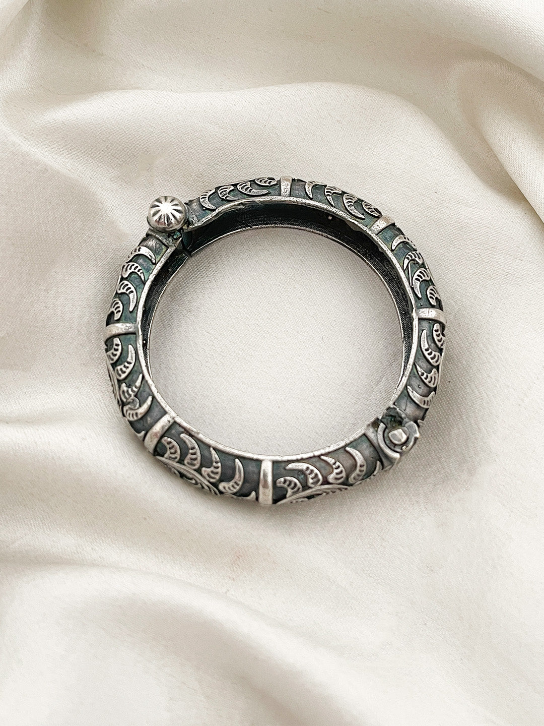 Buy Antique Openable Gypsy Silver Cuff Online - Ishhaara