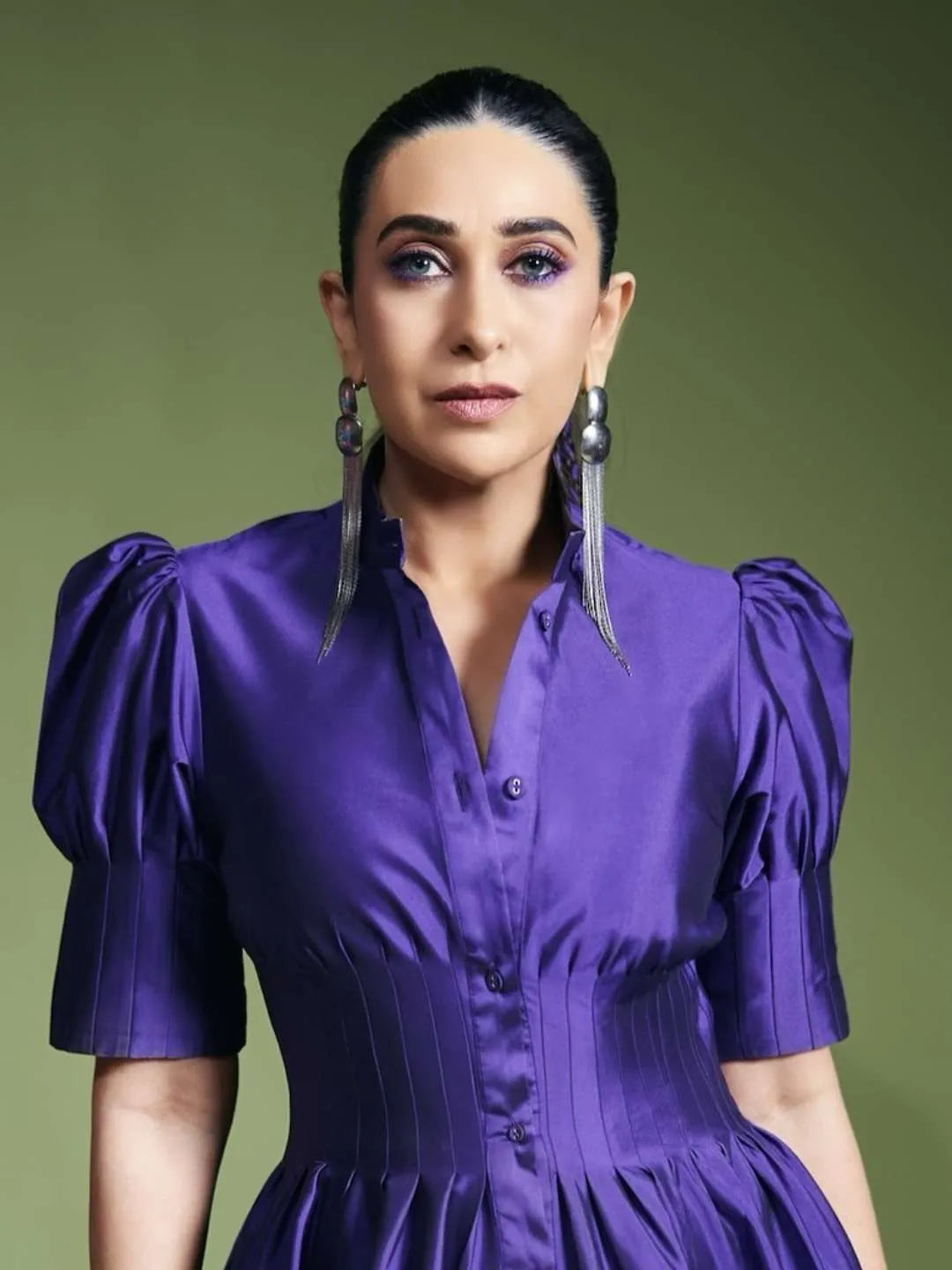 Buy Karisma Kapoor In Gorgeous Long Chain Earrings Online - Ishhaara